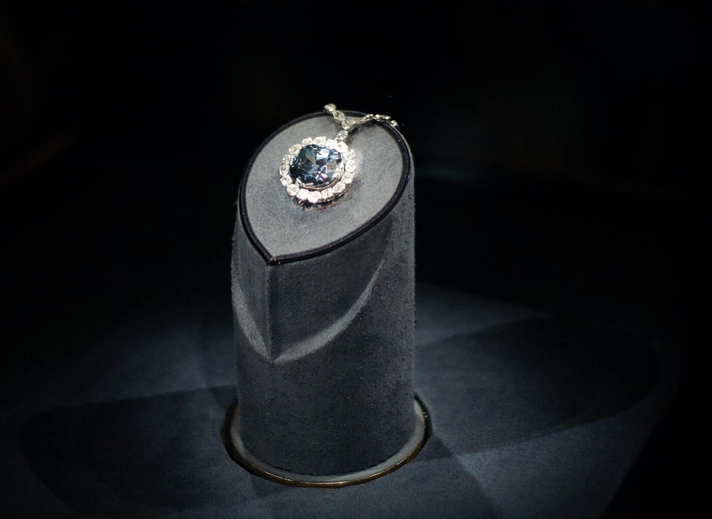 Guide To The Cursed Gem: 5 Essential Facts About The Hope Diamond