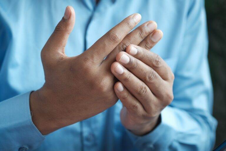Recognize The Signs: Broken Or Bruised Knuckle Symptoms & Treatments